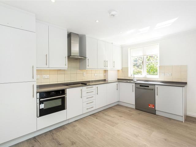 2 bedroom property in Brompton Park Crescent, Fulham, London, SW6 £3,000 pcm | Chestertons