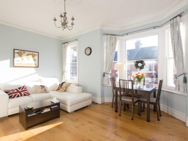 2 bedroom property in Broxash Road, Battersea, London, SW11 £2,750 pcm | Chestertons