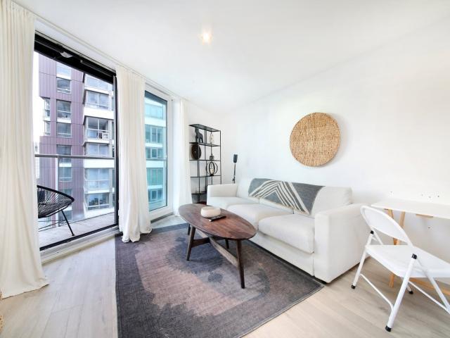 2 bedroom property in Burnelli Building, 352 Queenstown Road, London, SW11 £3,500 pcm | Chestertons