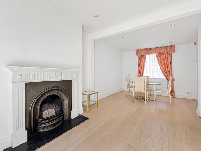 2 bedroom property in Gothic Cottages, Highfield Road, London, NW11 £2,695 pcm | Chestertons
