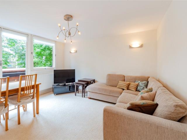 2 bedroom property in Golders Green, London, NW11 £2,600 pcm | Chestertons
