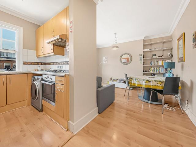 2 bedroom property in Goldhurst Terrace, London, NW6 £2,643 pcm | Chestertons