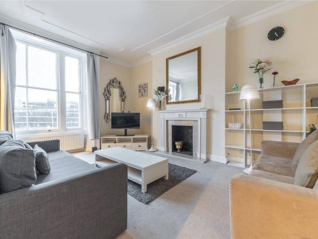 2 bedroom property in Gloucester Terrace, London, W2 £3,000 pcm | Chestertons