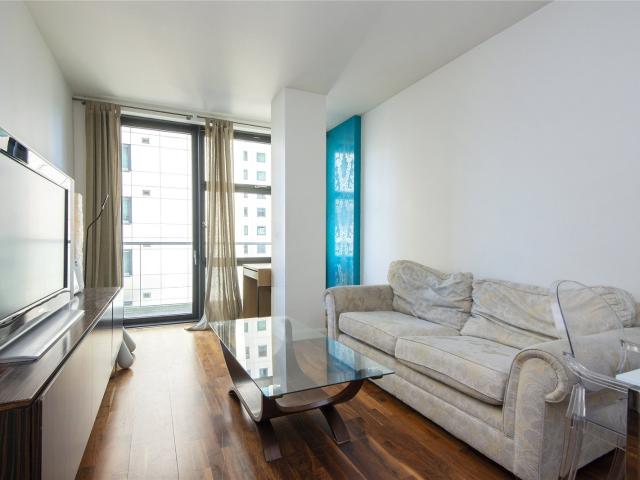 2 bedroom property in Discovery Dock Apartments West, 2 South Quay Square, E14 £2,800 pcm | Chestertons
