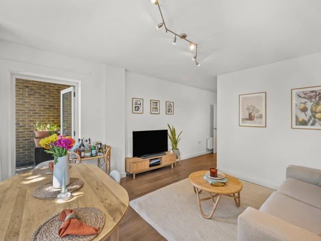 2 bedroom property in Dreadnought Court, 247 Lower Road, London, SE8 £2,400 pcm | Chestertons