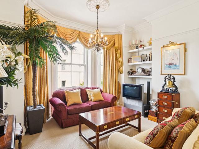 2 bedroom property in Earls Court Square, Earls Court, London, SW5 £3,250 pcm | Chestertons