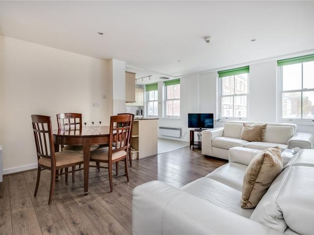 2 bedroom property in Earls Court Road, Earls Court, London, SW5 £2,600 pcm | Chestertons