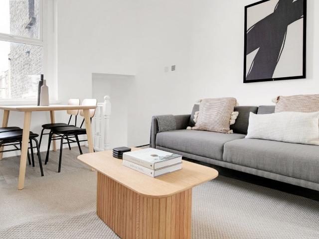 2 bedroom property in Earls Court Road, Earls Court, London, SW5 £3,000 pcm | Chestertons