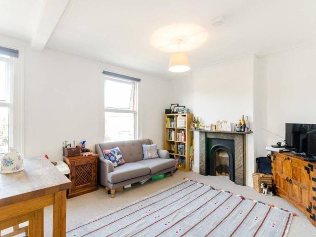 2 bedroom property in Ellerton Road, Surbiton, Surrey, KT6 £2,000 pcm | Chestertons