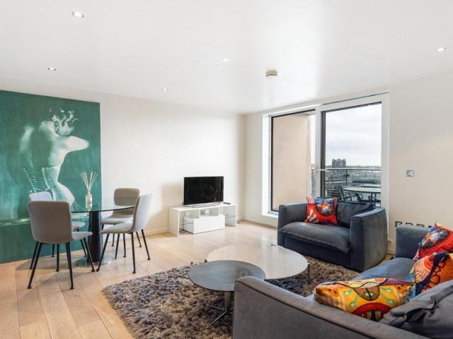 2 bedroom property in Fountain House, The Boulevard, London, SW6 £3,500 pcm | Chestertons