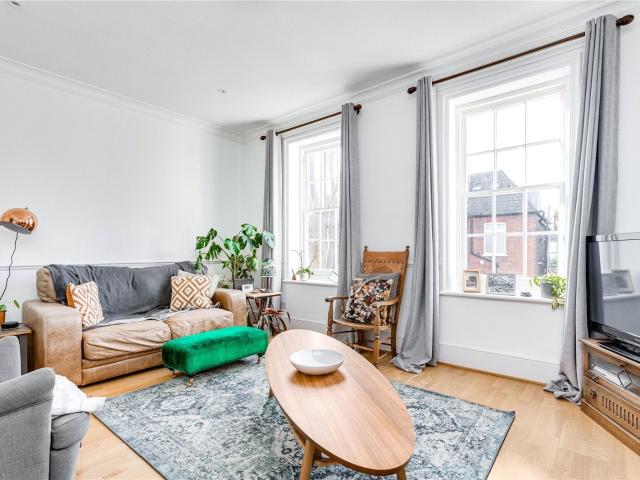 2 bedroom property in Fauconberg Road, Chiswick, London, W4 £2,250 pcm | Chestertons