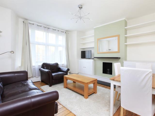 2 bedroom property in Fairfield Drive, Wandsworth, London, SW18 £2,400 pcm | Chestertons
