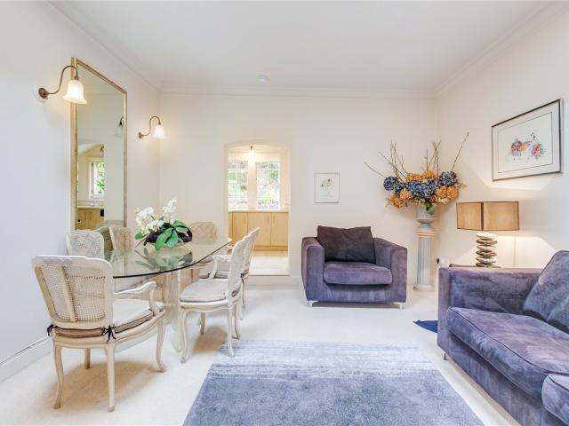 2 bedroom property in Frognal, Hampstead, London, NW3 £5,633 pcm | Chestertons