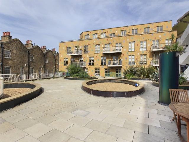 2 bedroom property in Fulham Island, 4 Farm Lane, London, SW6 £2,750 pcm | Chestertons