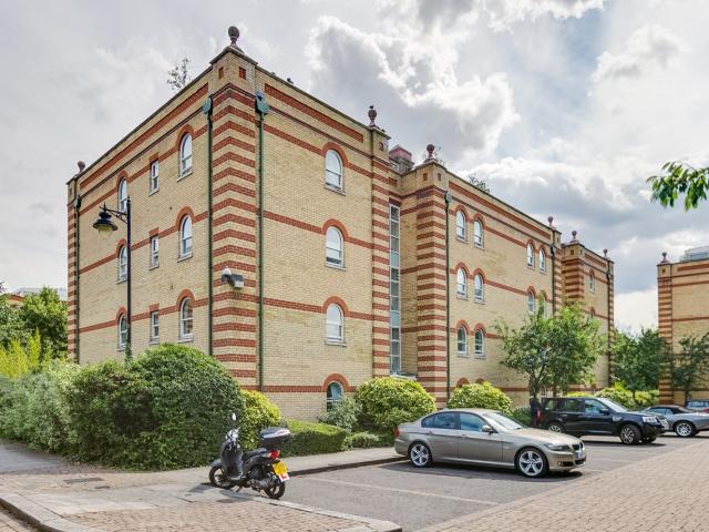 2 bedroom property in Keble Place, Barnes, London, SW13 £3,400 pcm | Chestertons