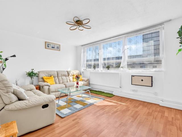 2 bedroom property in Kestrel House, Pickard Street, London, EC1V £3,650 pcm | Chestertons