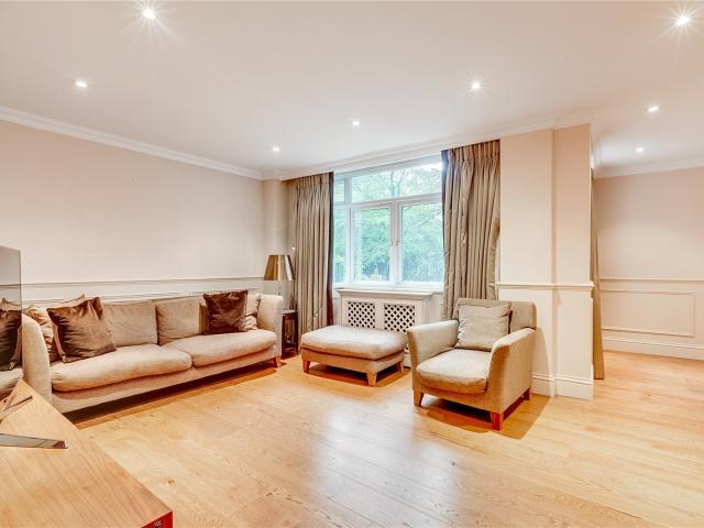 2 bedroom property in Kingston House North, Prince's Gate, London, SW7 £3,750 pcm | Chestertons