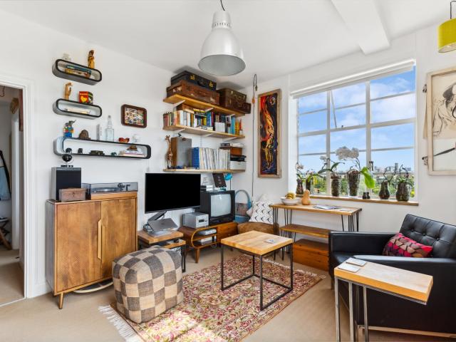 2 bedroom property in Kings Court, Hamlet Gardens, London, W6 £2,600 pcm | Chestertons