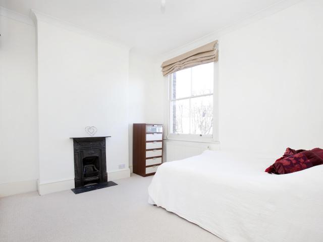 2 bedroom property in Kings Road, Richmond, TW10 £2,650 pcm | Chestertons