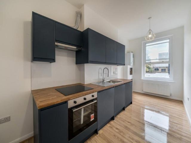 2 bedroom property in Holloway Road, London, N7 £2,100 pcm | Chestertons
