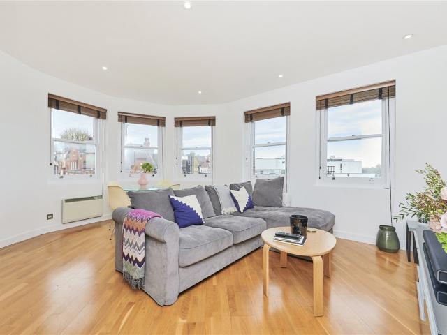 2 bedroom property in Hampstead High Street, Hampstead, London, NW3 £3,100 pcm | Chestertons