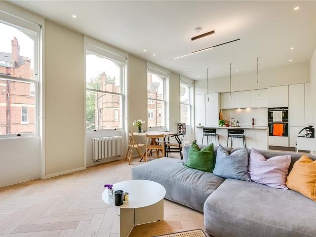 2 bedroom property in Hampstead High Street, London, NW3 £5,000 pcm | Chestertons