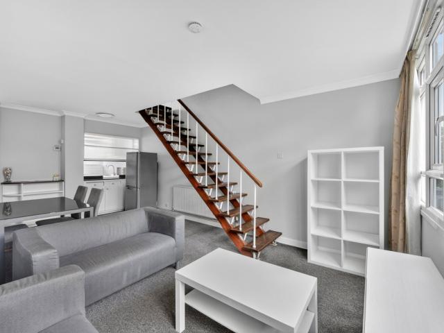 2 bedroom property in Heath Royal, 20 Putney Heath Lane, London, SW15 £2,000 pcm | Chestertons