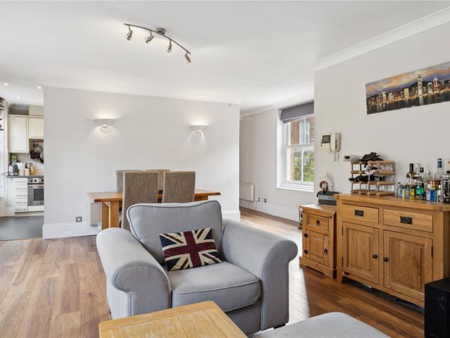 2 bedroom property in Hepworth Court, Anderson Square, Angel, London, N1 £3,250 pcm | Chestertons