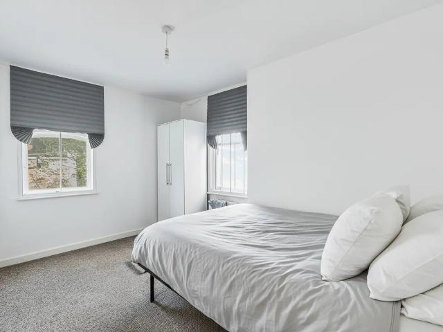 2 bedroom property in High Street, London, W3 £2,000 pcm | Chestertons