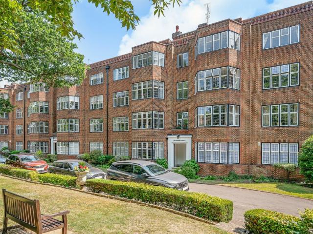 2 bedroom property in Highlands Heath, Portsmouth Road, London, SW15 £2,750 pcm | Chestertons