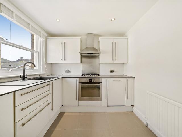 2 bedroom property in Hillgate Place, Clapham South, London, SW12 £2,750 pcm | Chestertons