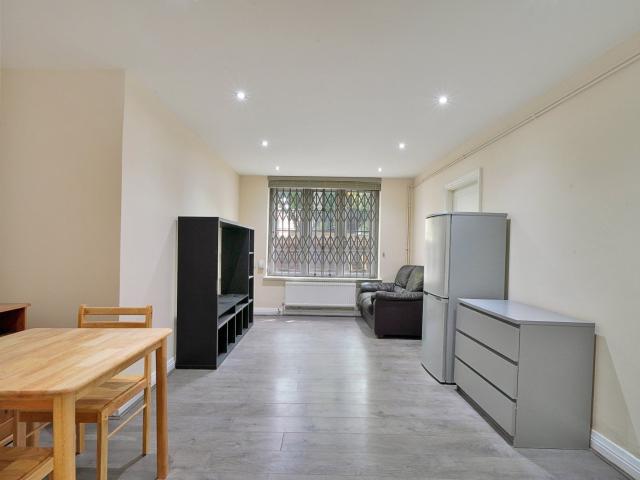 2 bedroom property in Hillsborough Court, Mortimer Crescent, London, NW6 £1,950 pcm | Chestertons