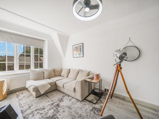 2 bedroom property in Hillsborough Court, Mortimer Crescent, London, NW6 £2,150 pcm | Chestertons