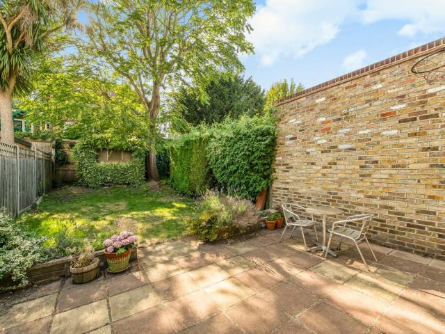 2 bedroom property in Huntingfield Road, London, SW15 £2,650 pcm | Chestertons
