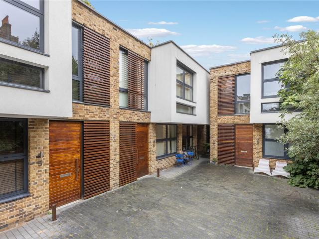 2 bedroom property in Ingle Mews, Clerkenwell, London, EC1R £3,500 pcm | Chestertons