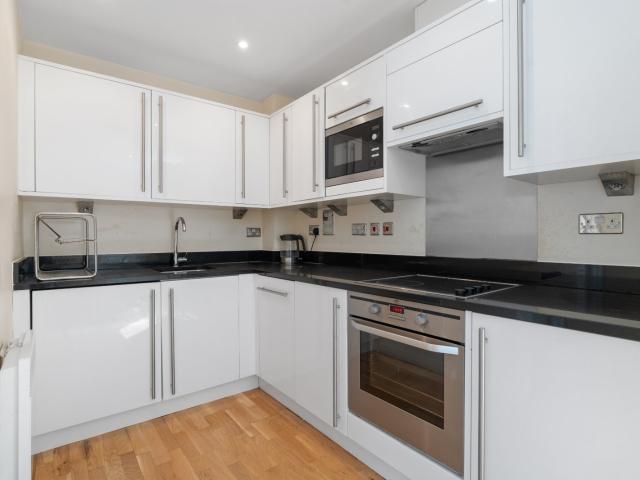 2 bedroom property in Island Apartments, 29 Basire Street, London, N1 £2,750 pcm | Chestertons