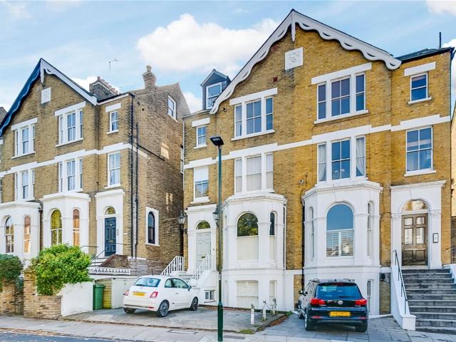 2 bedroom property in Onslow Road, Richmond, Surrey, TW10 £2,850 pcm | Chestertons
