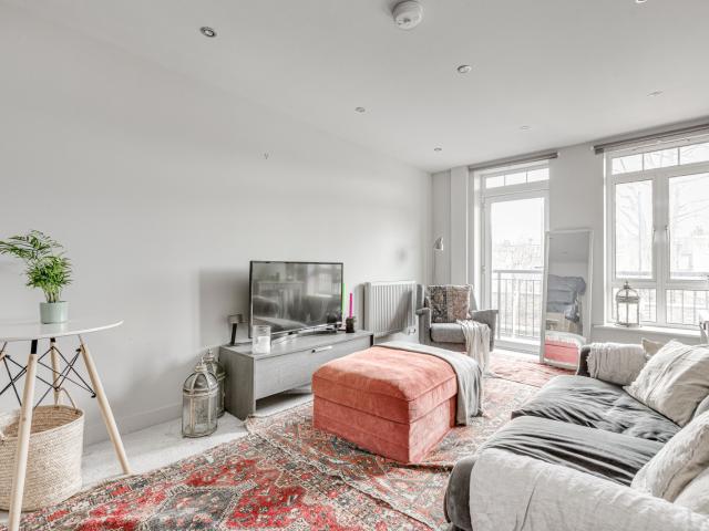 2 bedroom property in O'Connors Court, 51 Kelvedon Road, London, SW6 £2,500 pcm | Chestertons