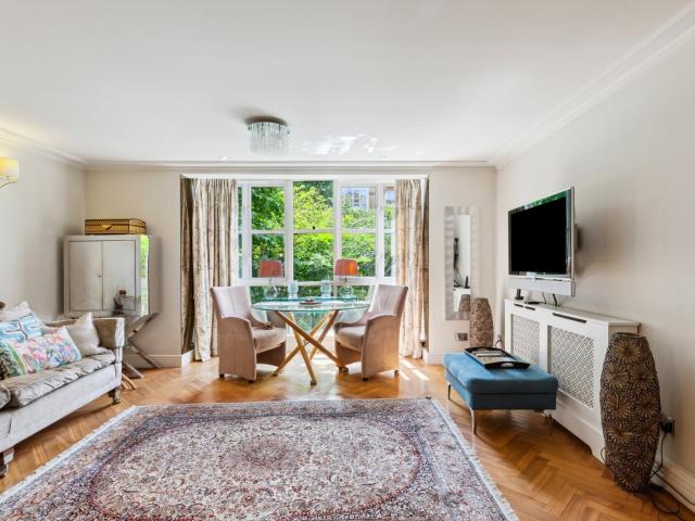 2 bedroom property in Oriel Drive, Barnes, London, SW13 £3,400 pcm | Chestertons