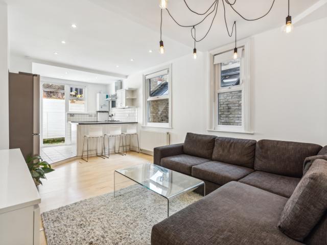 2 bedroom property in Ormiston Grove, London, W12 £2,300 pcm | Chestertons