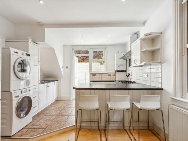 2 bedroom property in Ormiston Grove, London, W12 £2,300 pcm | Chestertons