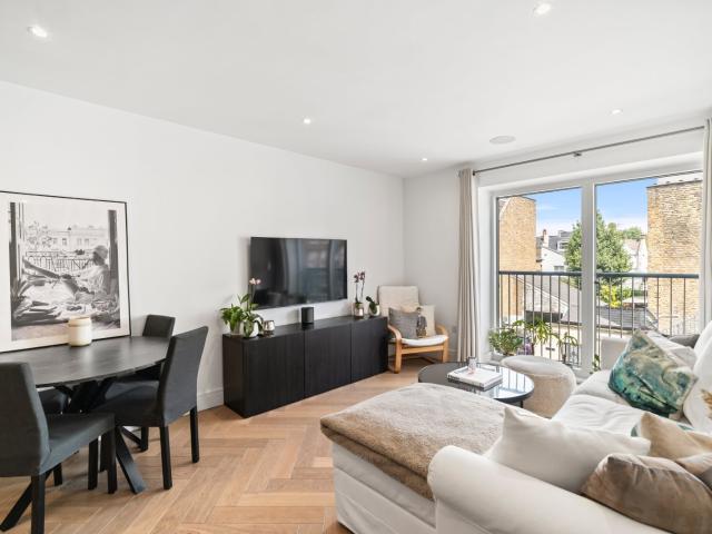 2 bedroom property in London House, 100 New Kings Road, London, SW6 £3,600 pcm | Chestertons