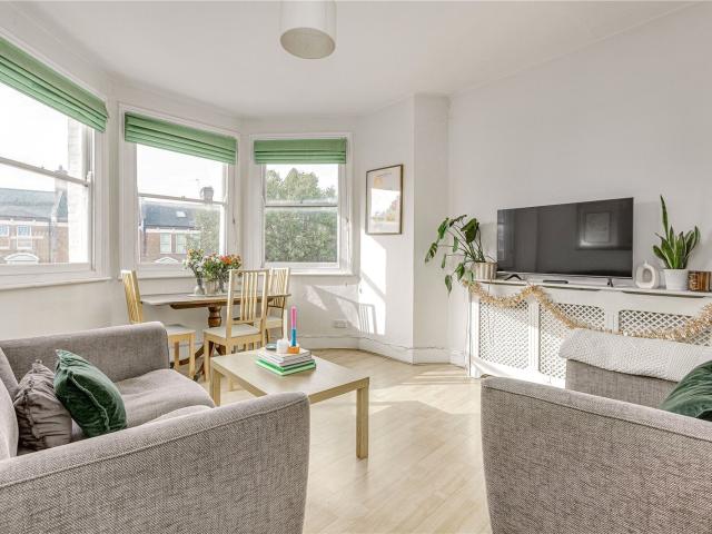 2 bedroom property in Lavender Sweep, London, SW11 £2,400 pcm | Chestertons
