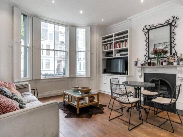 2 bedroom property in Ladbroke Grove, London, W10 £3,098 pcm | Chestertons