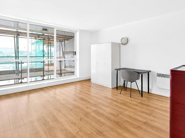2 bedroom property in Larch Court, 2 Royal Oak Yard, London, SE1 £2,600 pcm | Chestertons