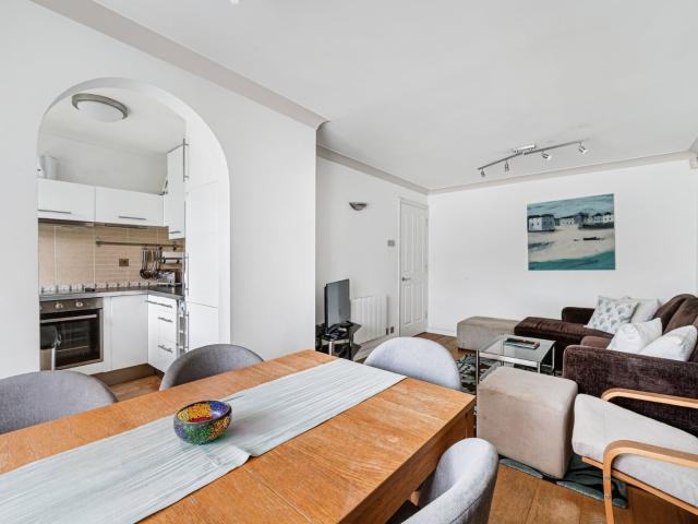 2 bedroom property in Monmouth Close, Chiswick, London, W4 £2,000 pcm | Chestertons