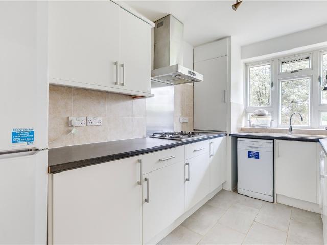 2 bedroom property in Montgomery Court, St. Thomas Road, London, W4 £1,800 pcm | Chestertons
