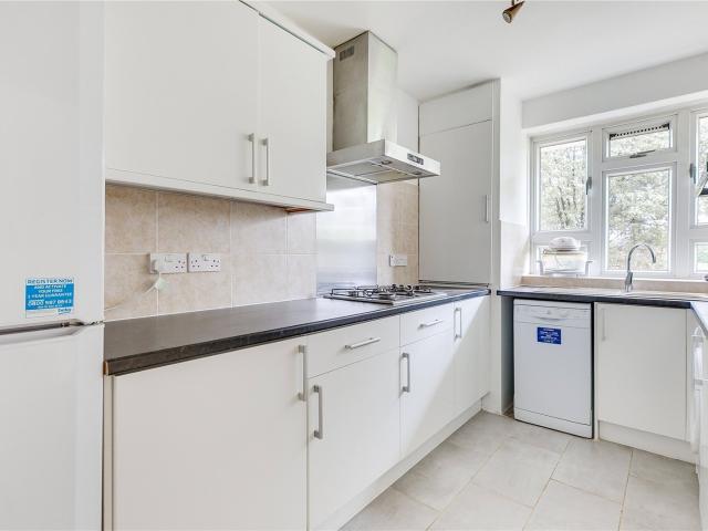 2 bedroom property in Montgomery Court, St. Thomas Road, London, W4 £1,800 pcm | Chestertons