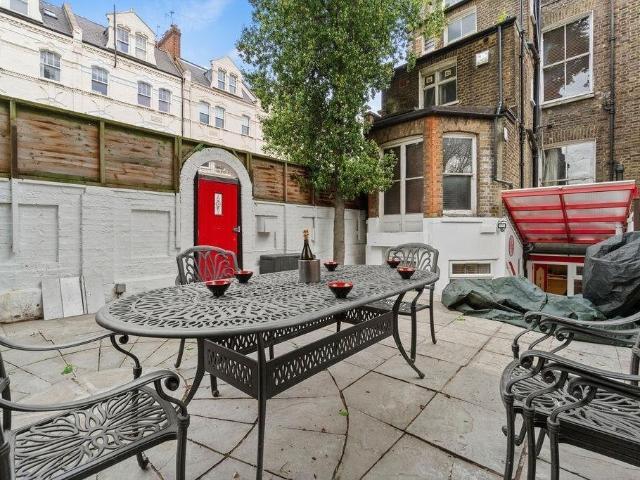 2 bedroom property in Matheson Road, London, W14 £3,000 pcm | Chestertons
