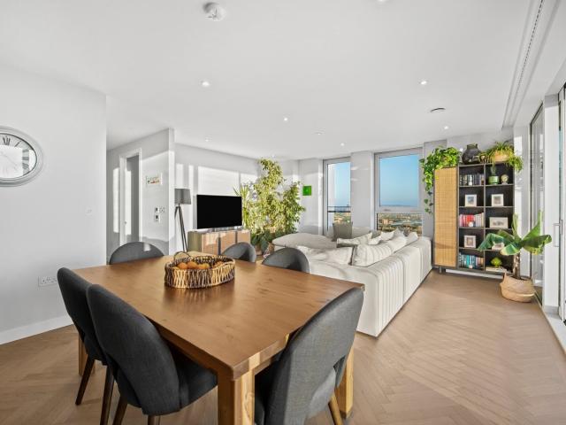 2 bedroom property in Southwark Bridge Road, London, SE1 £4,250 pcm | Chestertons